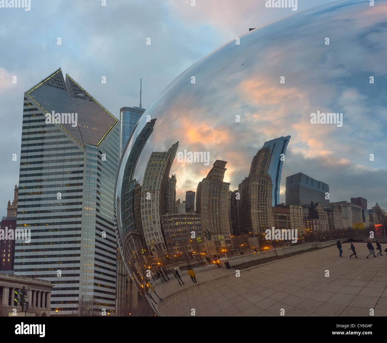 Chicago, Illinois Cloud Gate aka "The Bean" reflects the city skyline ...