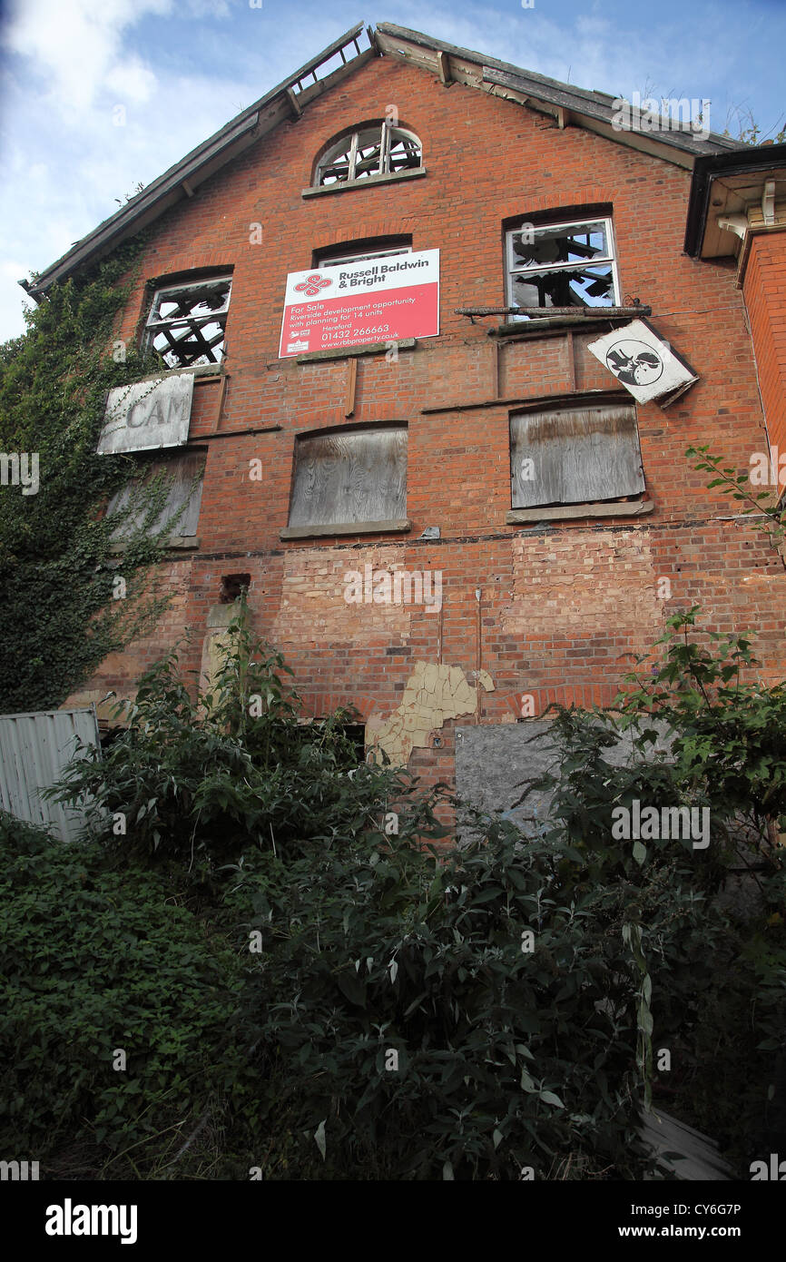 Burnt down building hi-res stock photography and images - Alamy