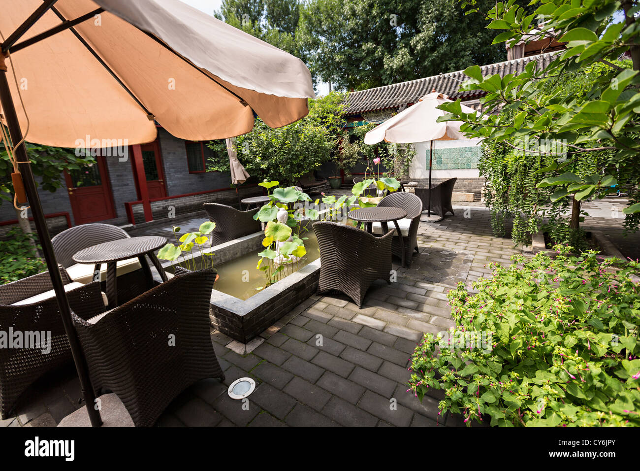 Traditional chinese courtyard house hi-res stock photography and images ...