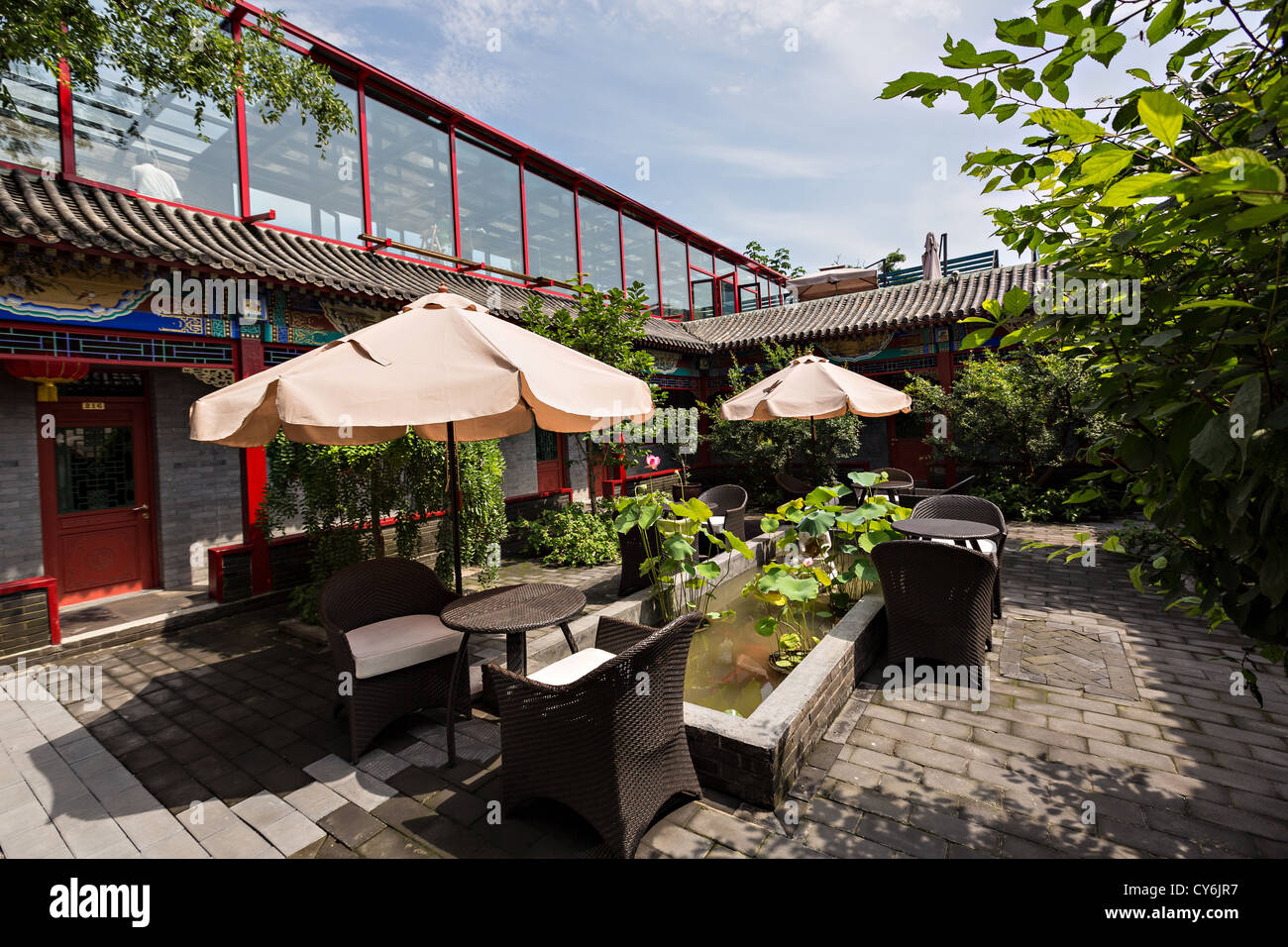 Traditional chinese courtyard house hi-res stock photography and images ...
