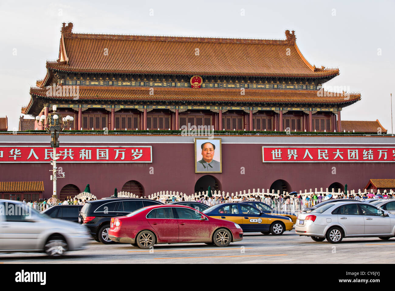 Tian'an Men gate or the Gate of Heavenly Peace with traffic in Beijing ...