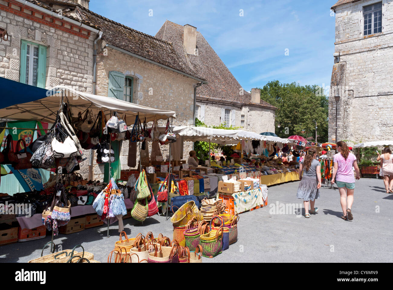 Issigeac market hi-res stock photography and images - Alamy