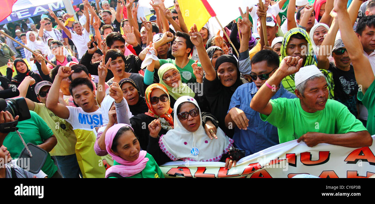 Filipino Muslim peace rally Stock Photo - Alamy