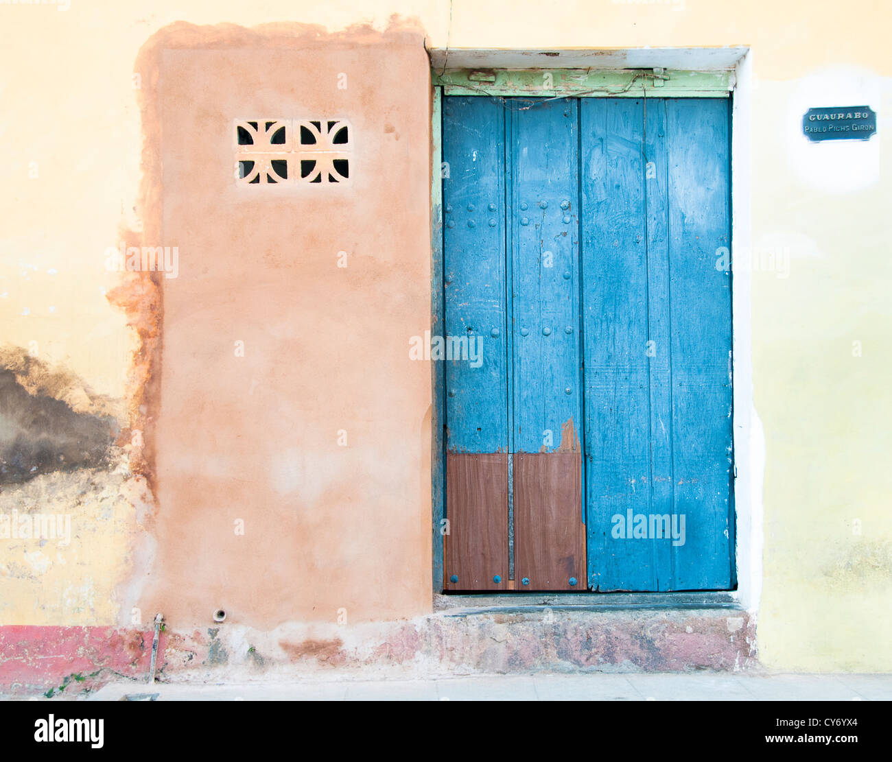 Faded pastel blue door hi-res stock photography and images - Alamy