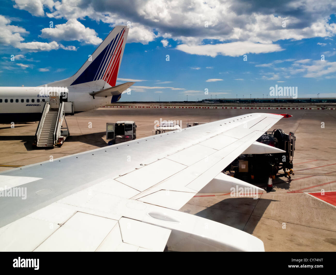 Aircraft on ground hi-res stock photography and images - Alamy
