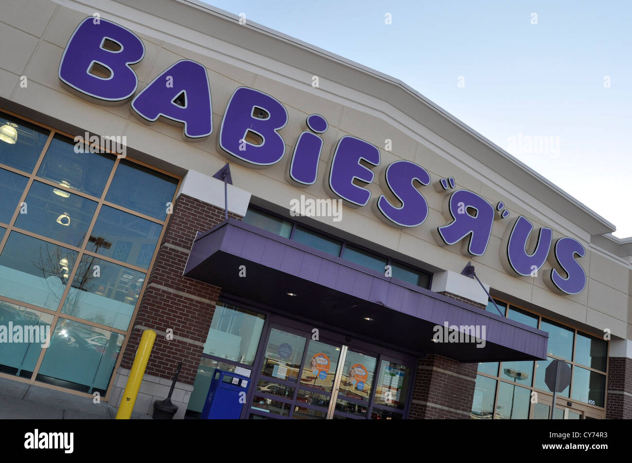 Toys r us exterior hi-res stock photography and images - Alamy