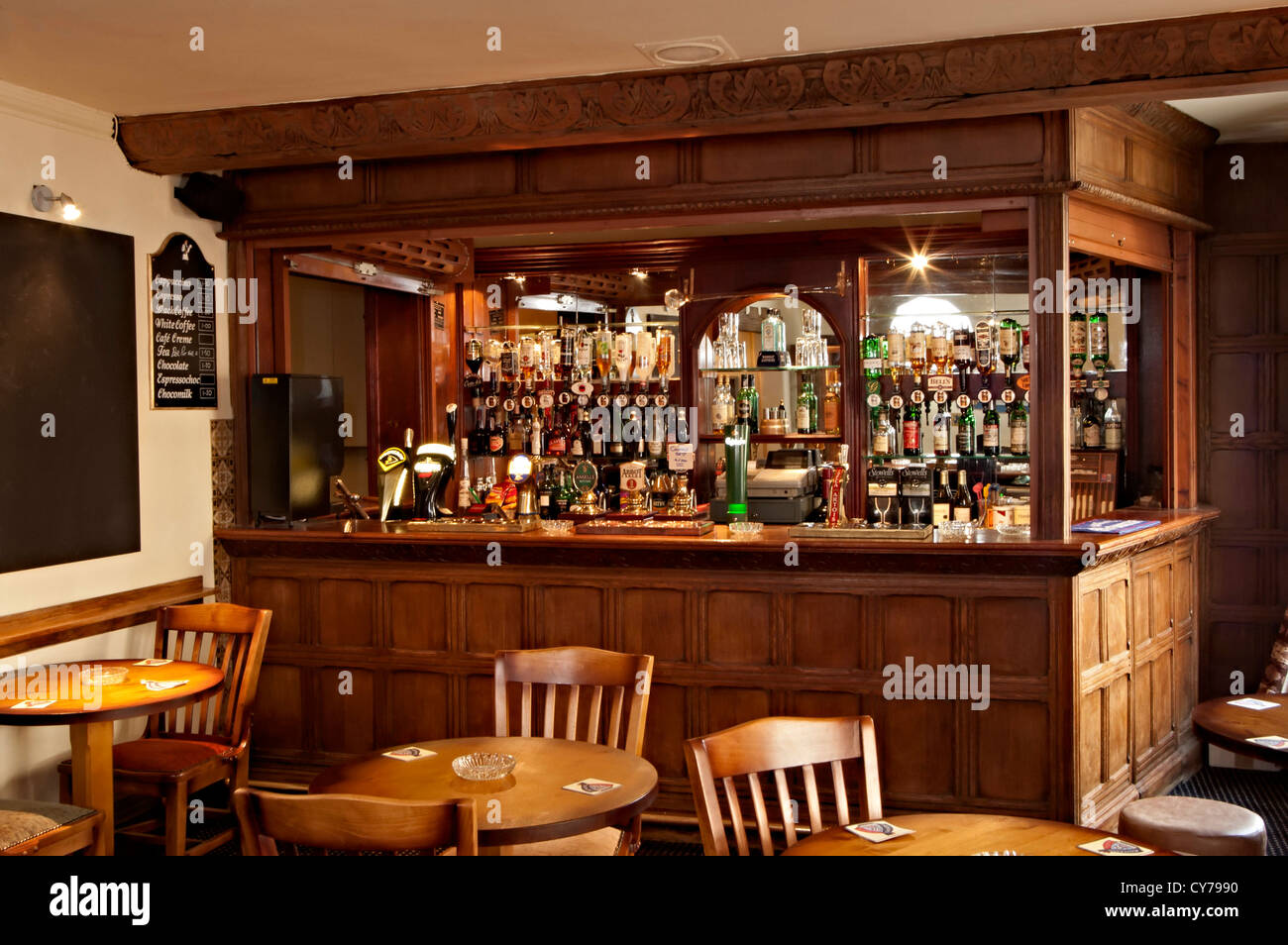 three horseshoes bar and beer pumps and tables Stock Photo - Alamy