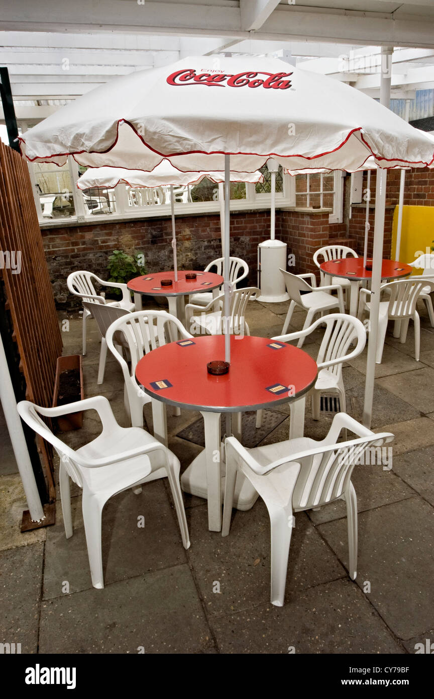 the bush pub garden Stock Photo - Alamy