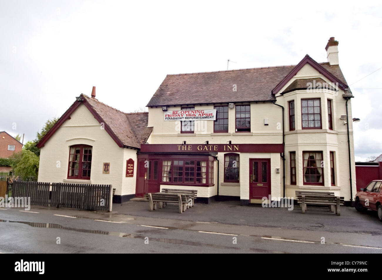 Pub gate hi-res stock photography and images - Alamy