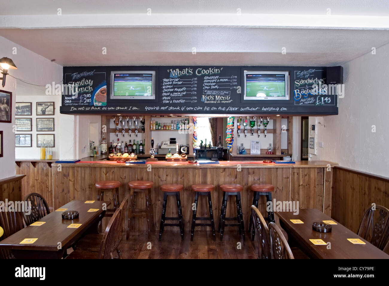 Inn gate hi-res stock photography and images - Alamy