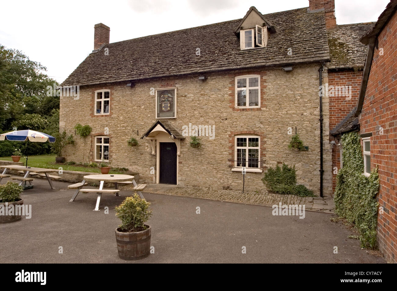 The harcourt tavern pub bar inn bar hi-res stock photography and images ...