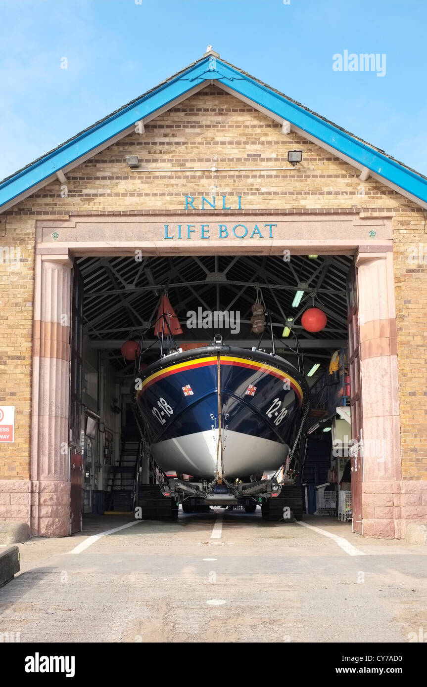 Scarborough Lifeboat Station & Lifeboat 12-18 Stock Photo - Alamy