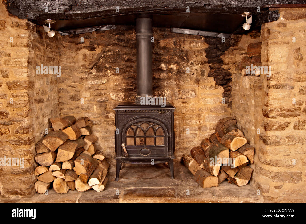 Pub open fire uk hi-res stock photography and images - Alamy