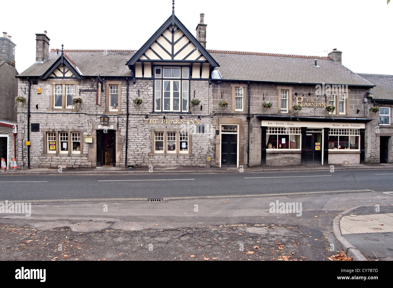 The peaks inn castleton peake district pub Stock Photo - Alamy