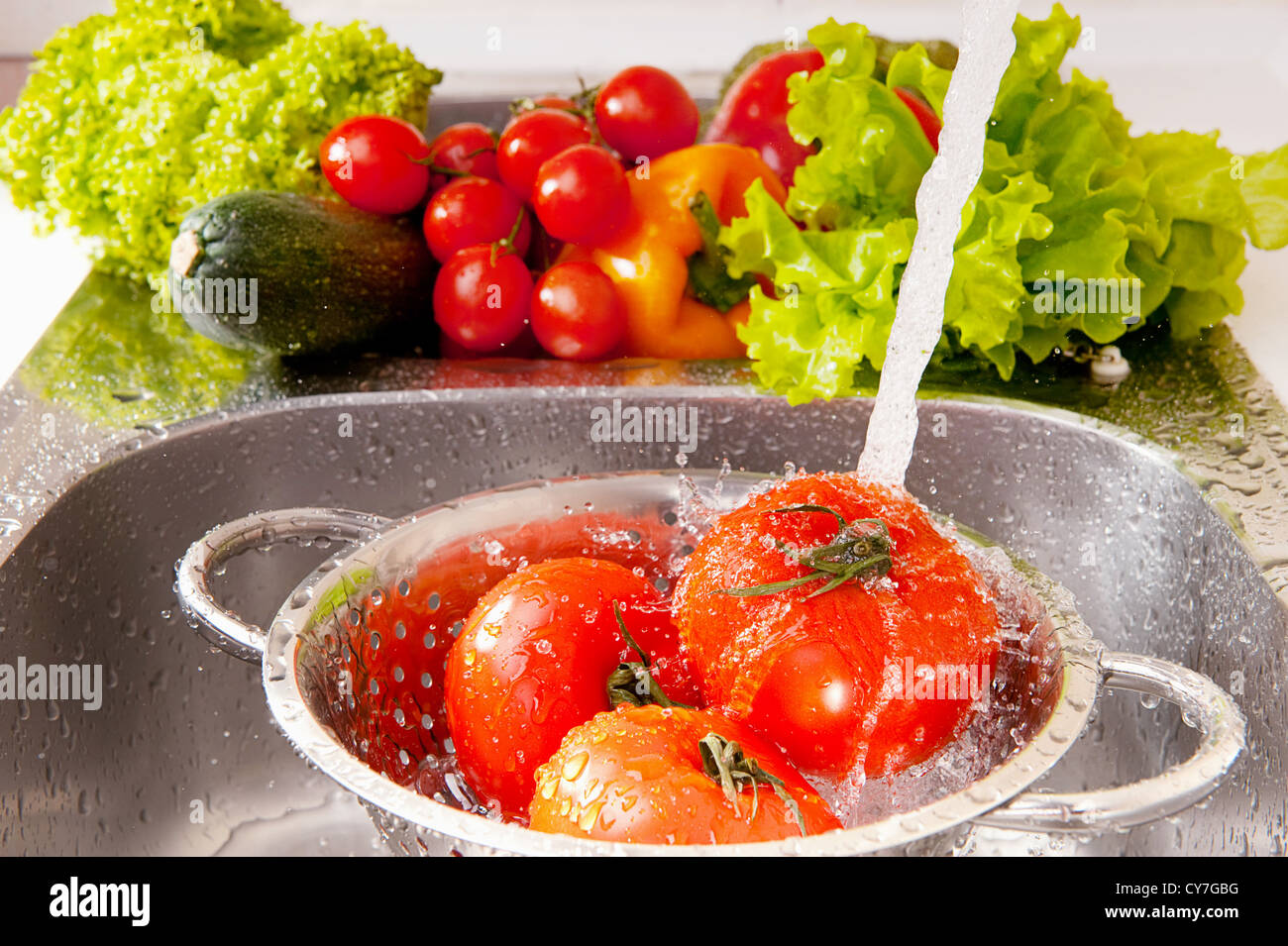 Water pouring colander hi-res stock photography and images - Alamy