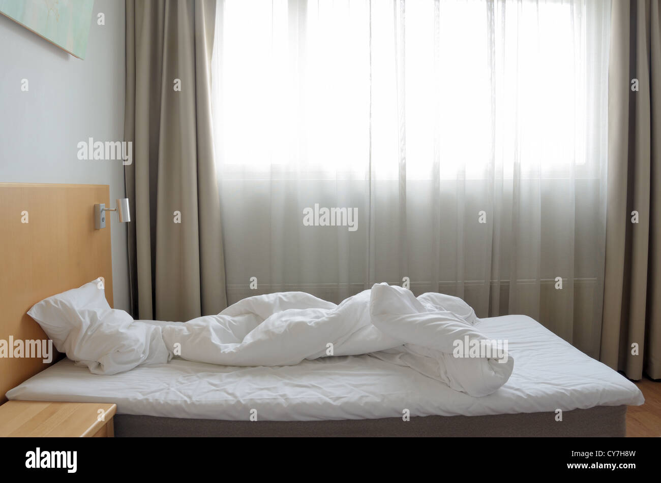 Bed empty hotel room hi-res stock photography and images - Alamy