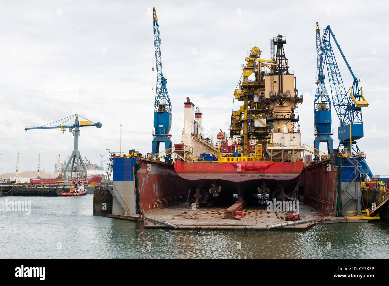 Crane dry dock hi-res stock photography and images - Alamy
