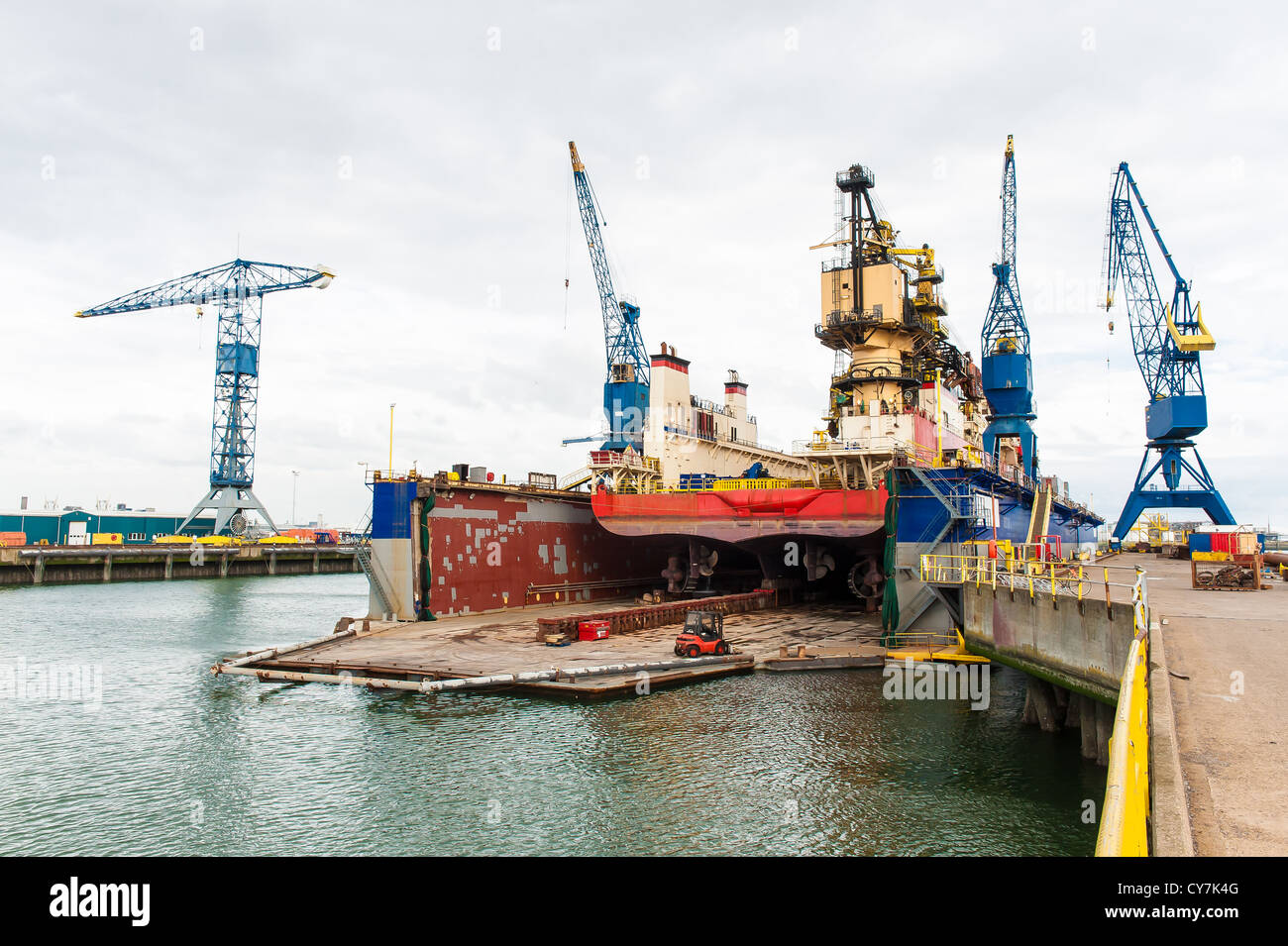 Ship floating crane in port hi-res stock photography and images - Alamy