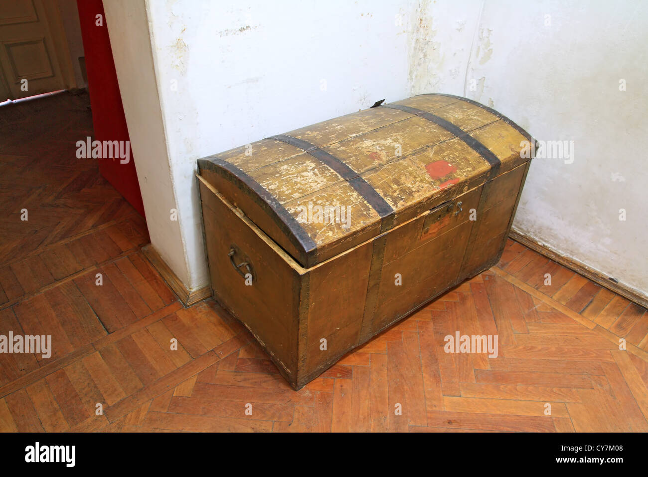 Pirate coffer hi-res stock photography and images - Alamy