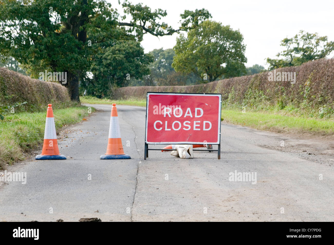 road closed sign roadsign shut traffic signs Stock Photo - Alamy