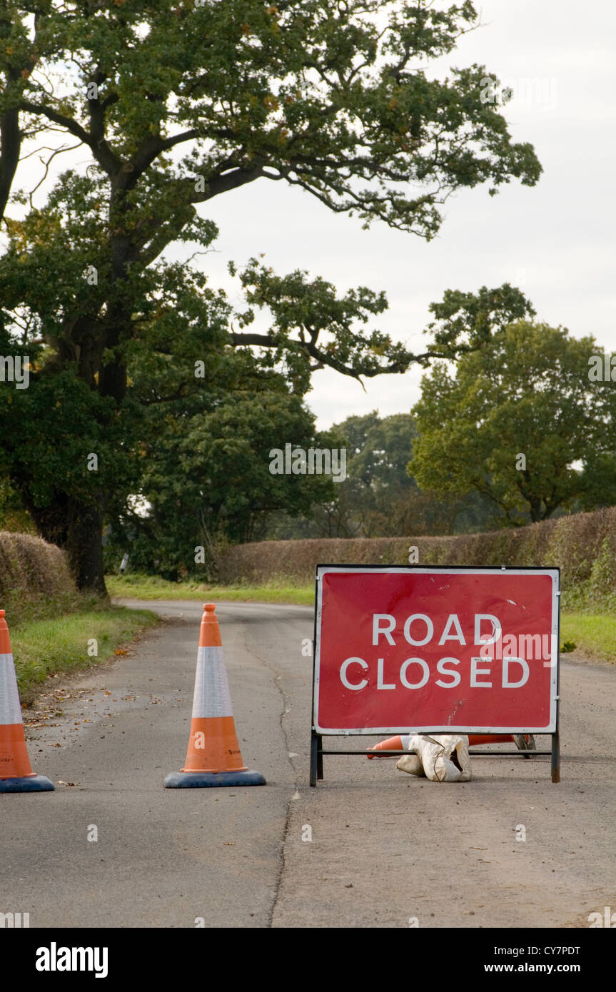 road closed sign roadsign shut traffic signs Stock Photo - Alamy
