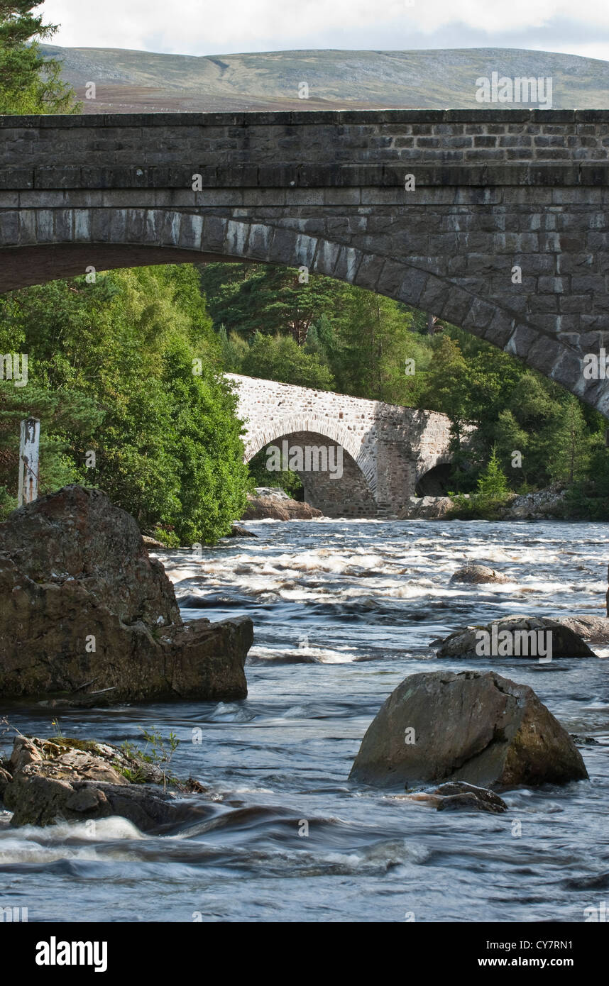Old Brig O' Dee bridge. Over the River Dee downstream of Braemar in ...