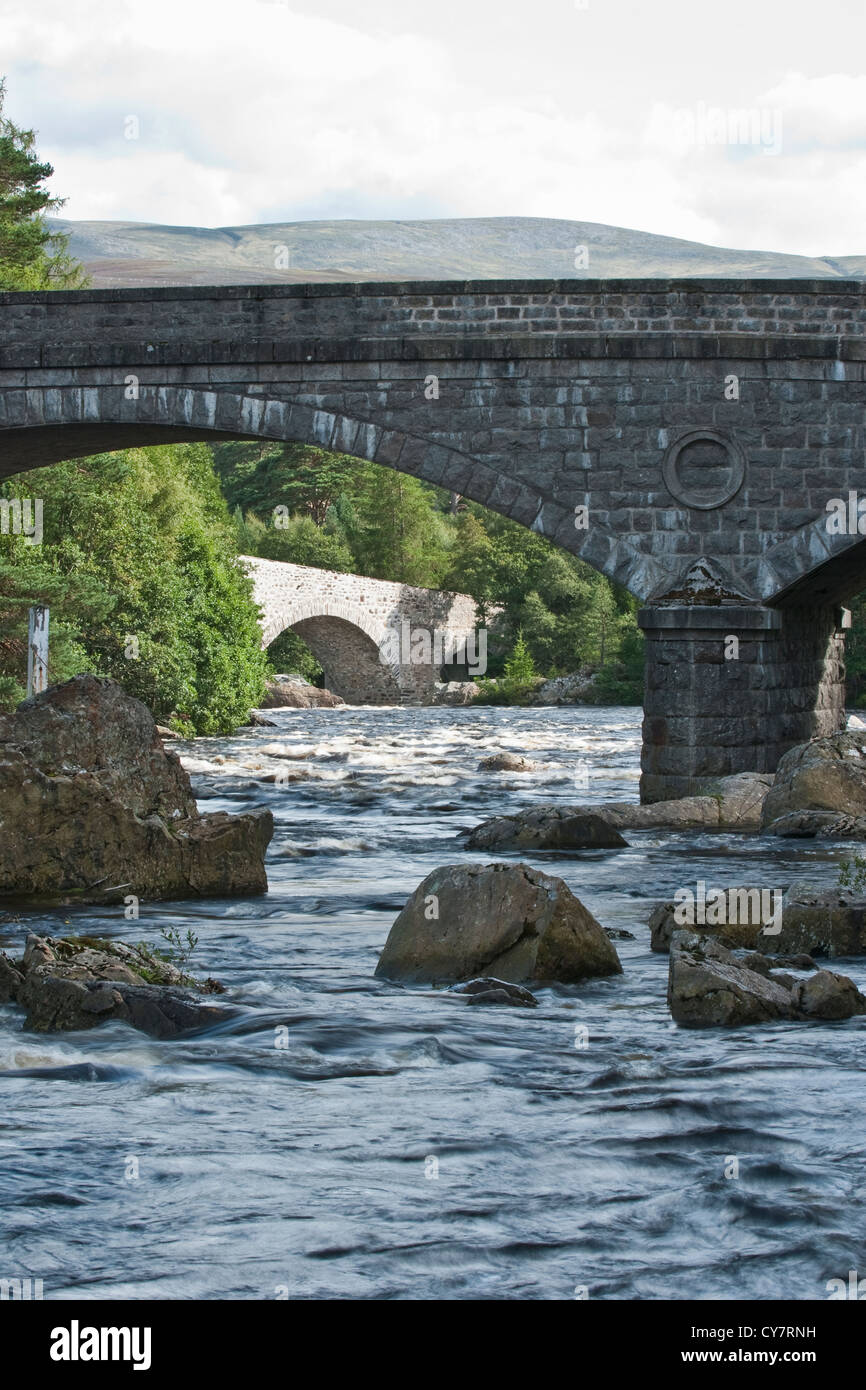 Old Brig O' Dee bridge. Over the River Dee downstream of Braemar in ...