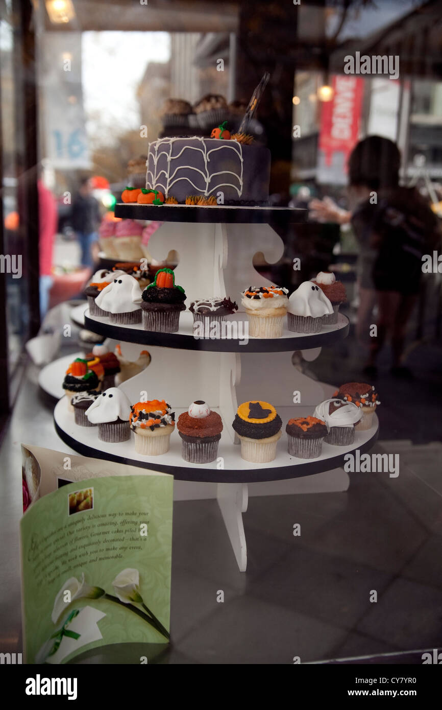 Cake and cupcakes in a display window Stock Photo - Alamy