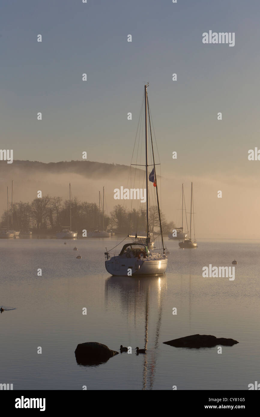 Sailing boats on Lake Windermere in the mist Stock Photo - Alamy