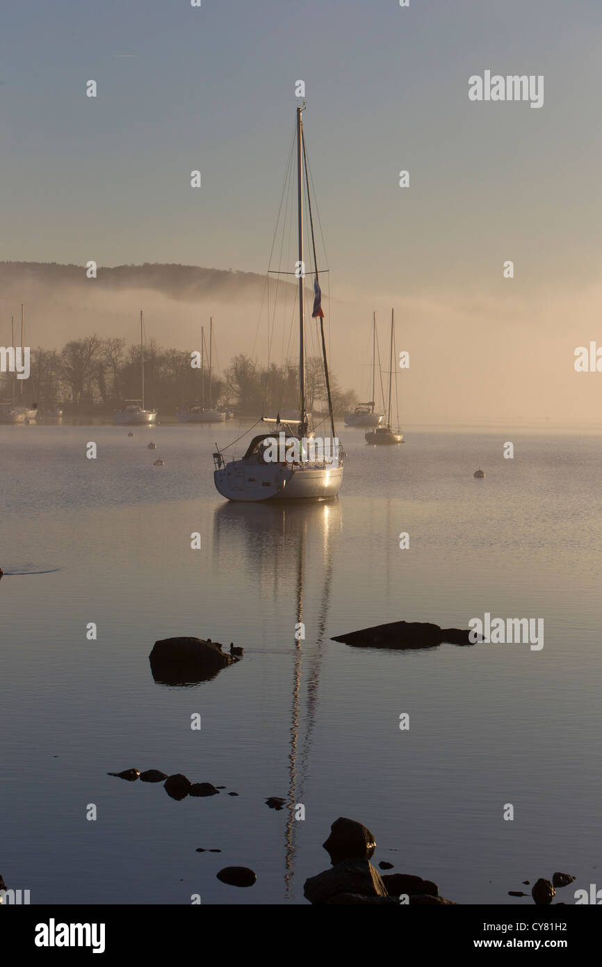 Sailing boats on Lake Windermere in the mist Stock Photo - Alamy
