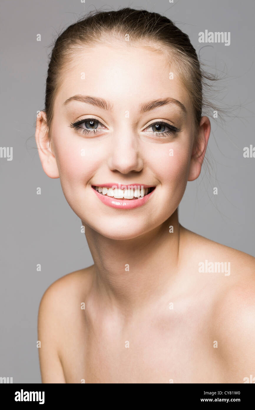 Hair pulled back hi-res stock photography and images - Alamy
