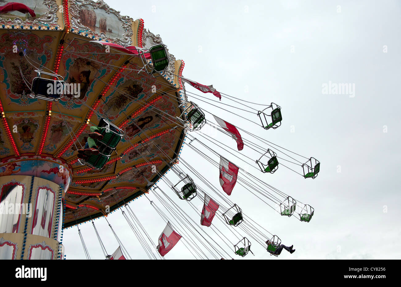 Swinging carousel roundabout chain hi-res stock photography and images ...