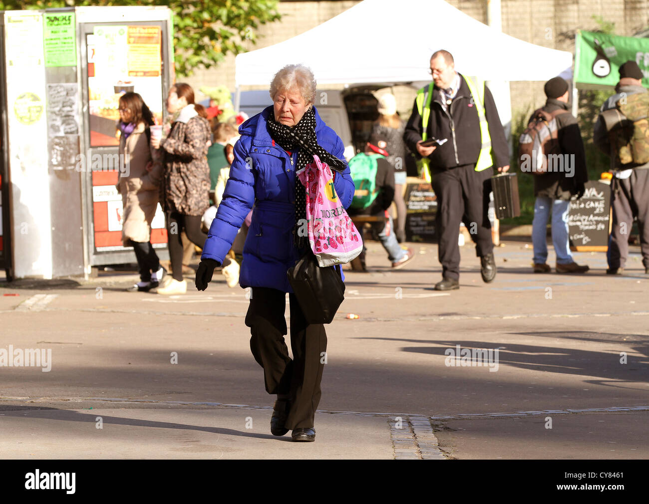 Old lady in street uk hi-res stock photography and images - Alamy