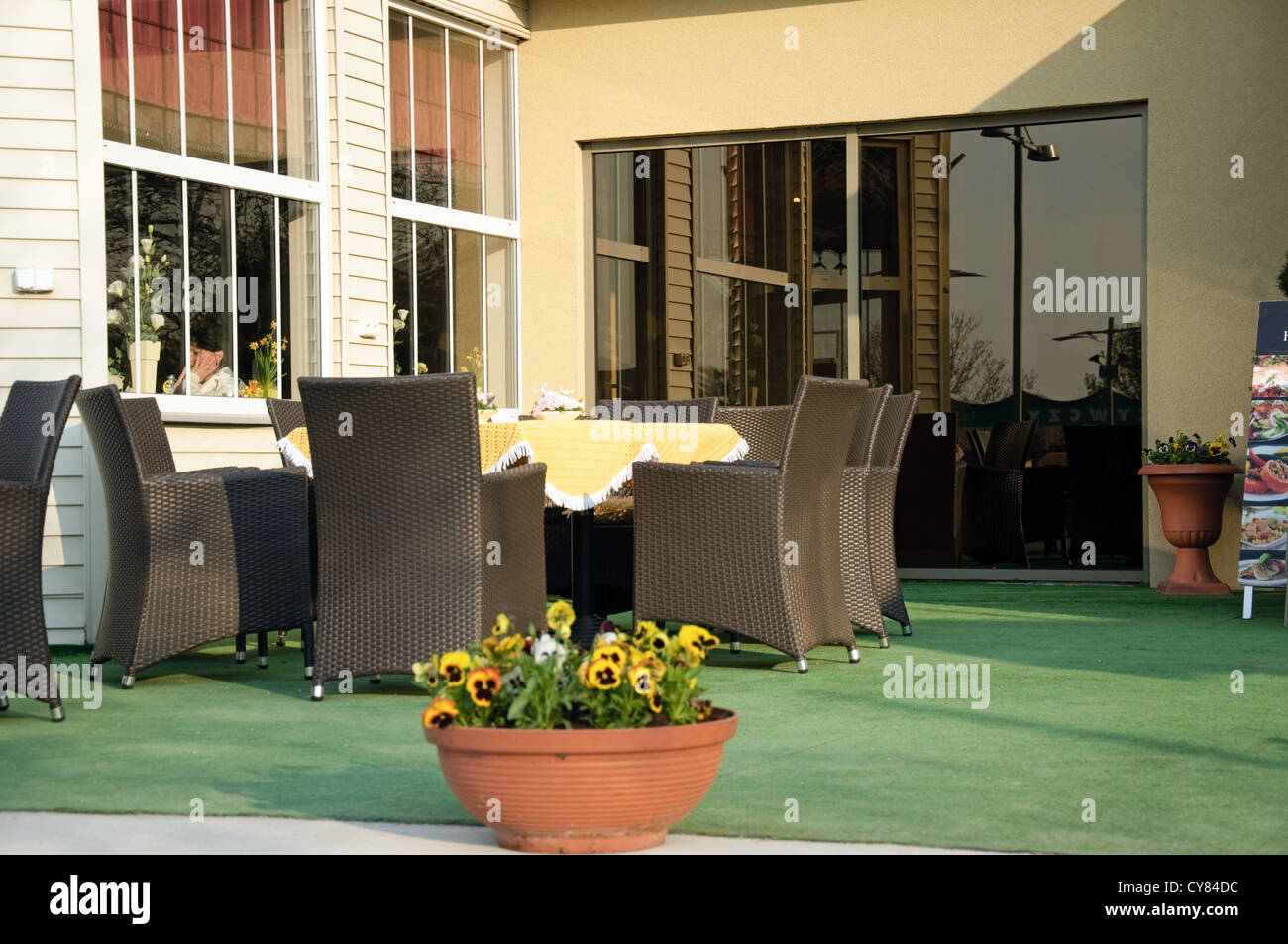 Cafe garden hi-res stock photography and images - Alamy