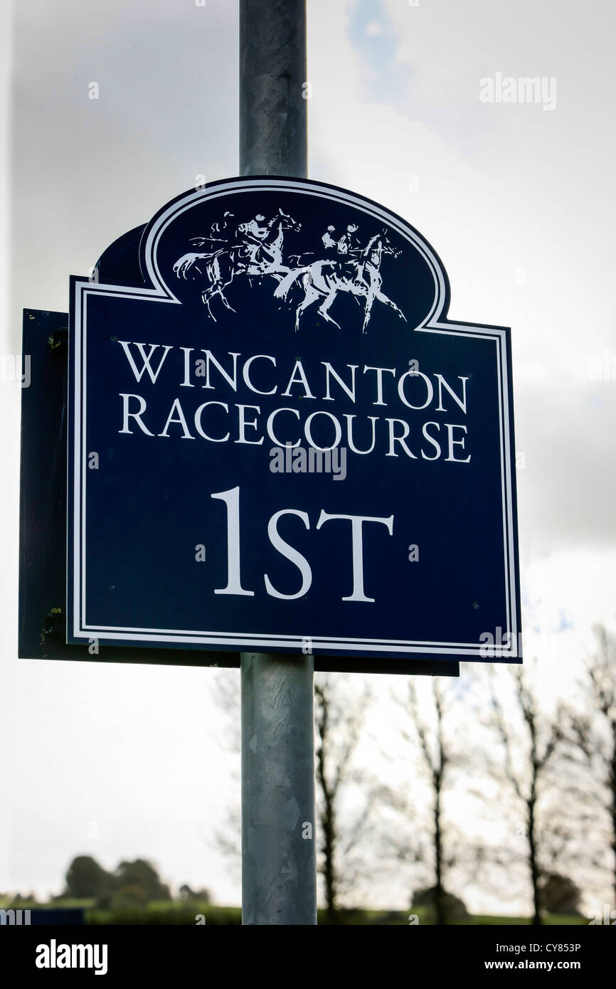Wincanton racecourse hi-res stock photography and images - Alamy