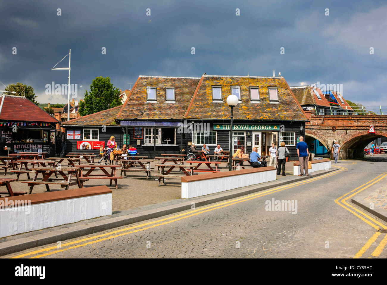 Royal George pub in old Folkstone town Kent Stock Photo - Alamy
