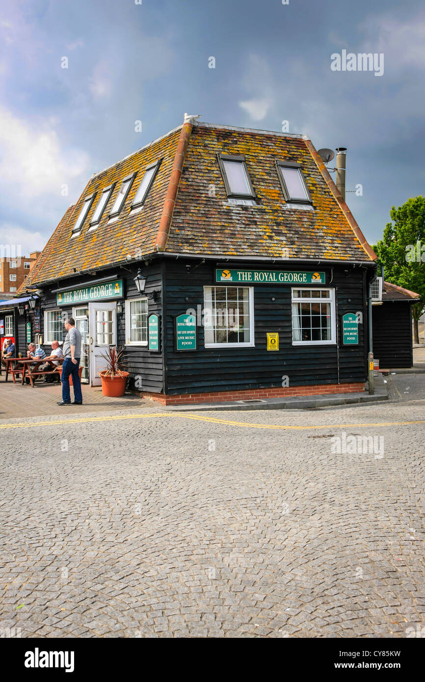 Royal George pub in old Folkstone town Kent Stock Photo - Alamy