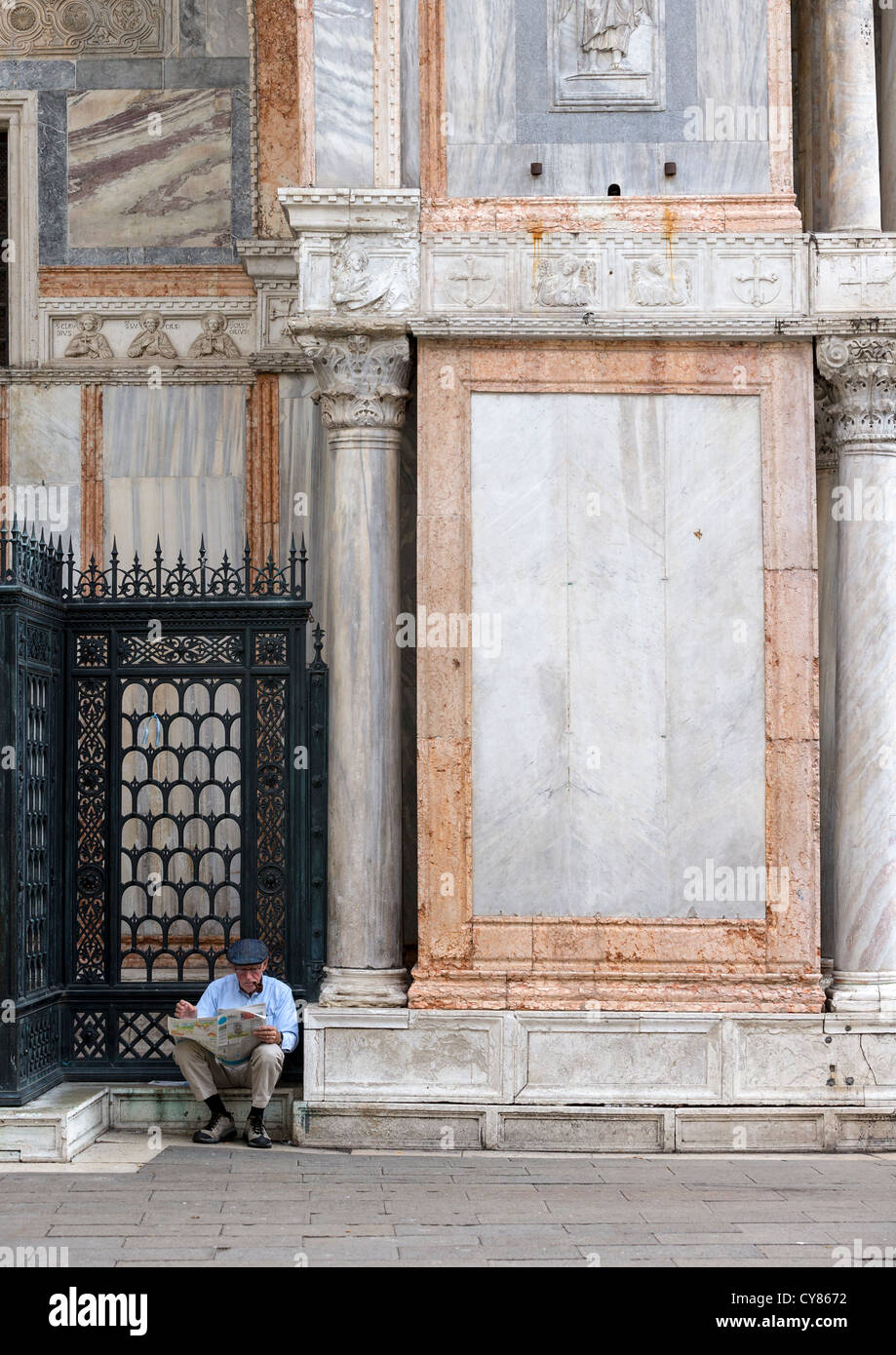 Man reading newspaper smoking pipe hi-res stock photography and images ...