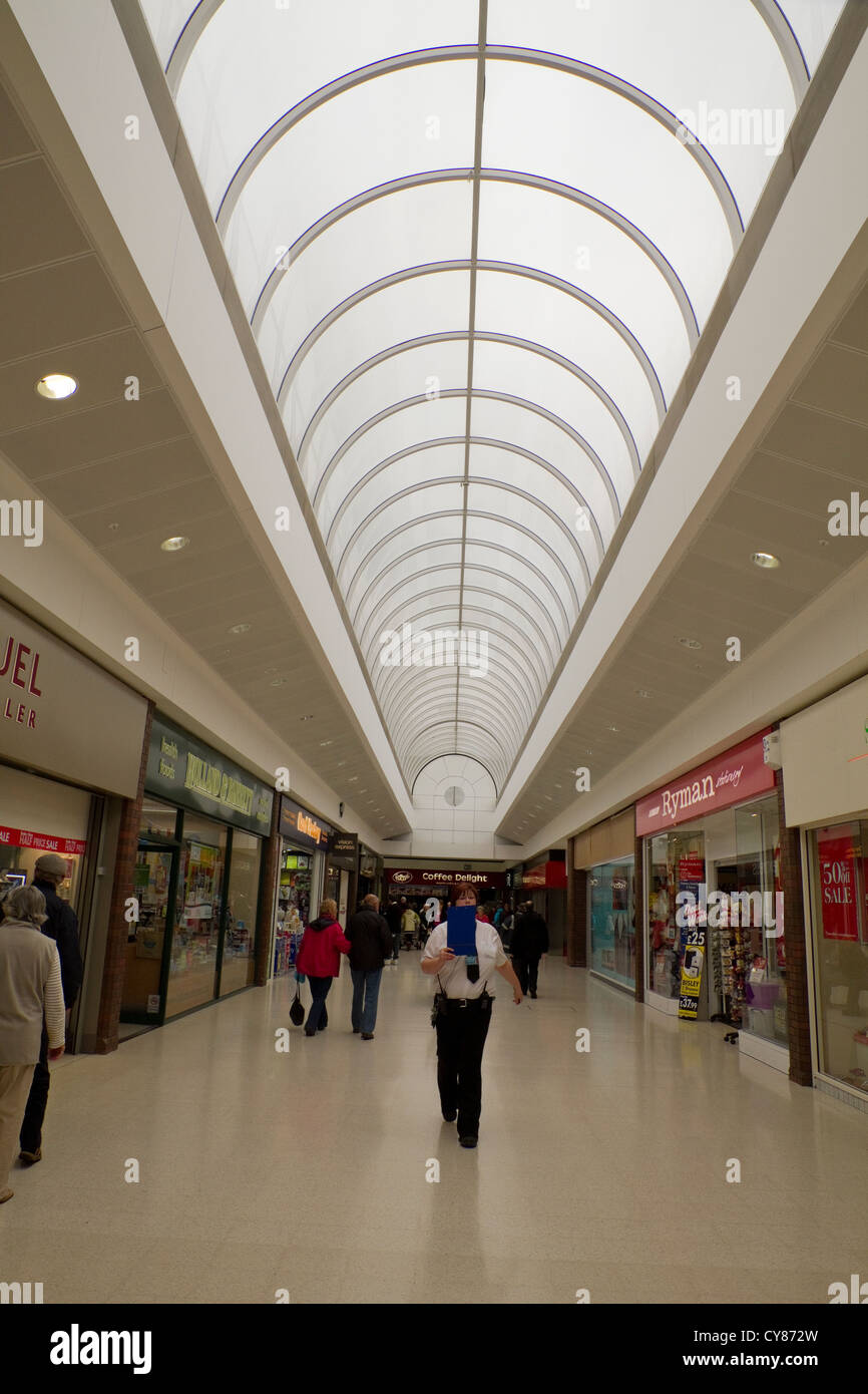 Security guard shopping mall hi-res stock photography and images - Alamy