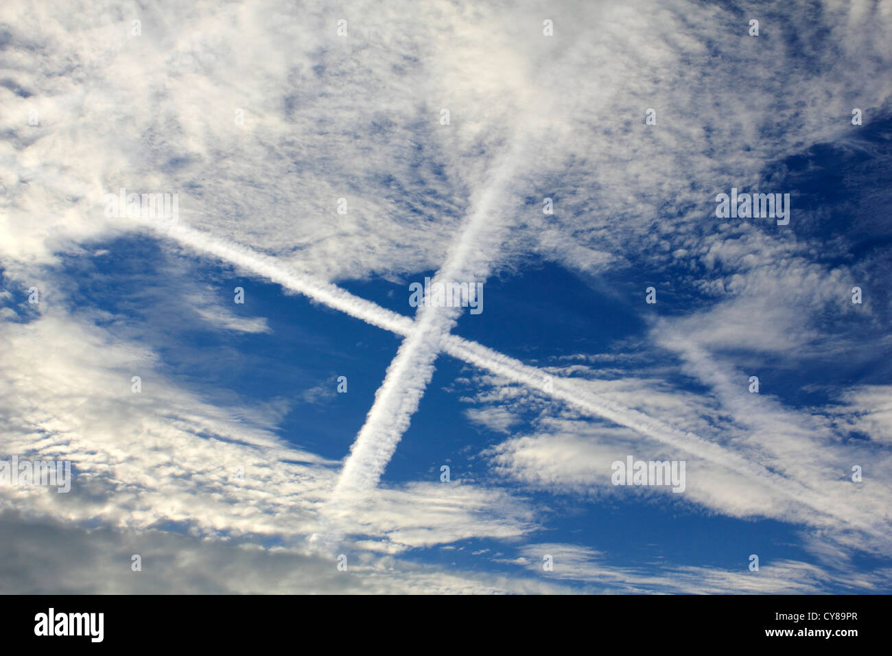 Contrails cross hi-res stock photography and images - Alamy