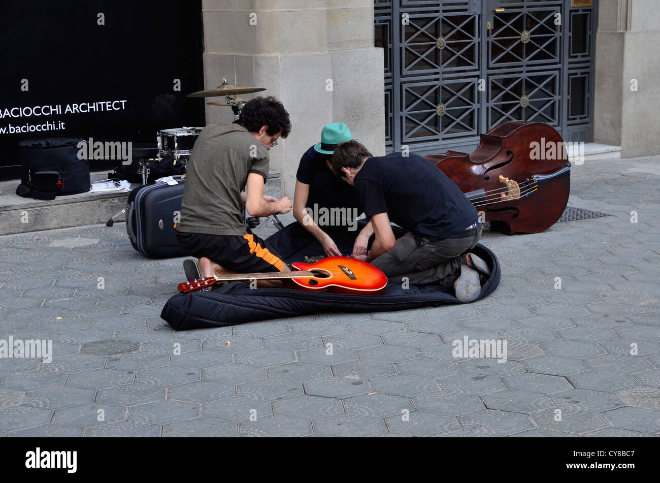 Musicians barcelona hi-res stock photography and images - Alamy