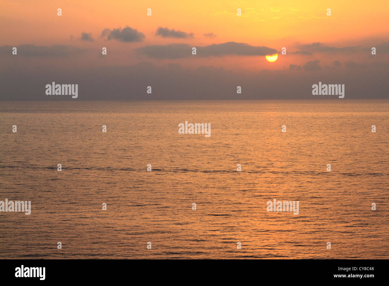 Sun disappearing below the horizon hi-res stock photography and images ...