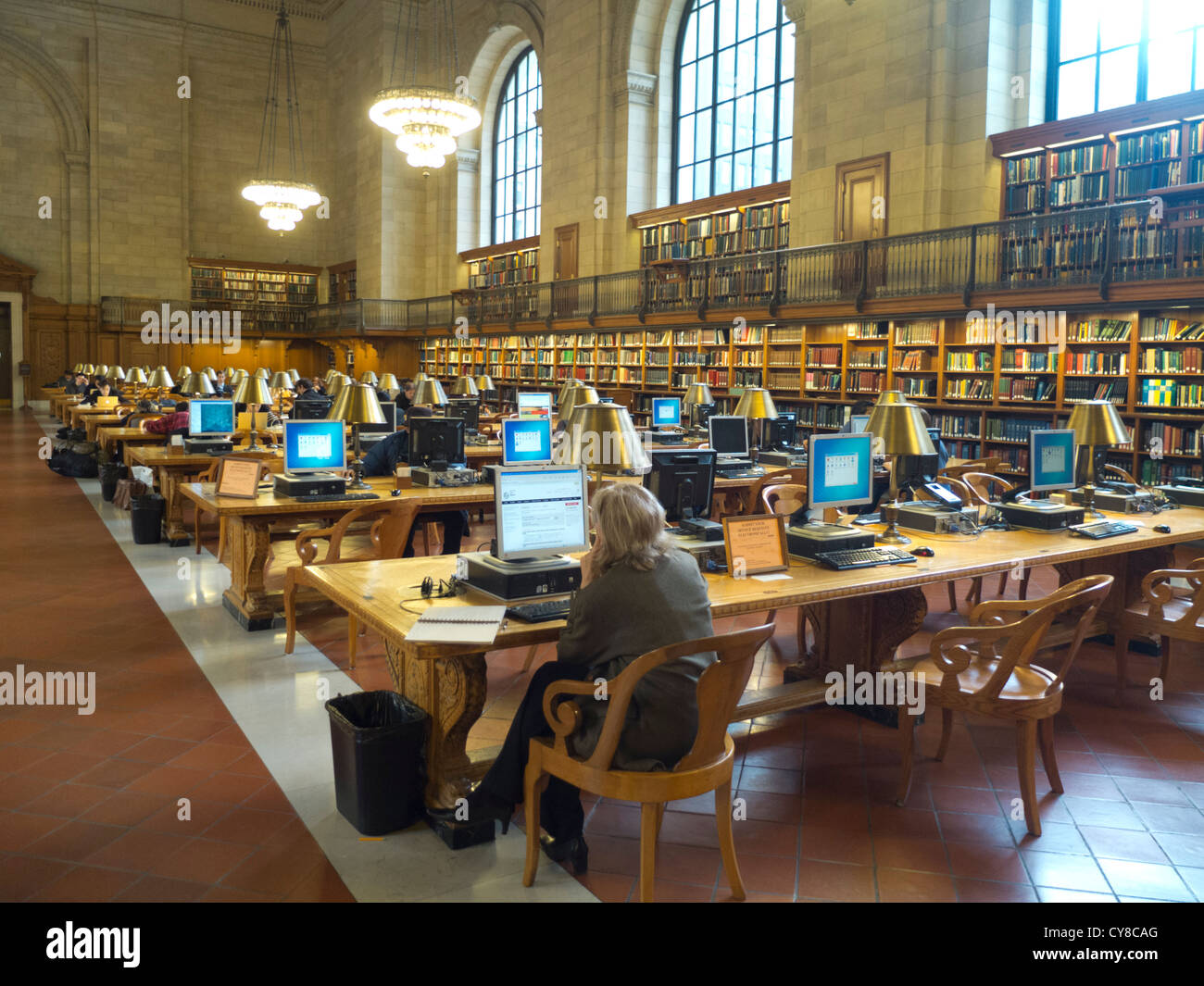 Woman new york books hi-res stock photography and images - Alamy