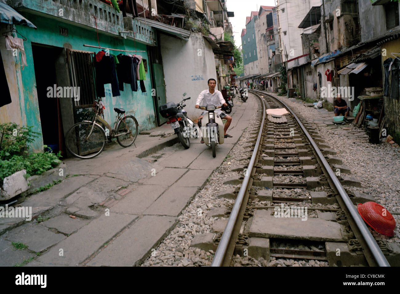 Train slum southeast asia hi-res stock photography and images - Alamy