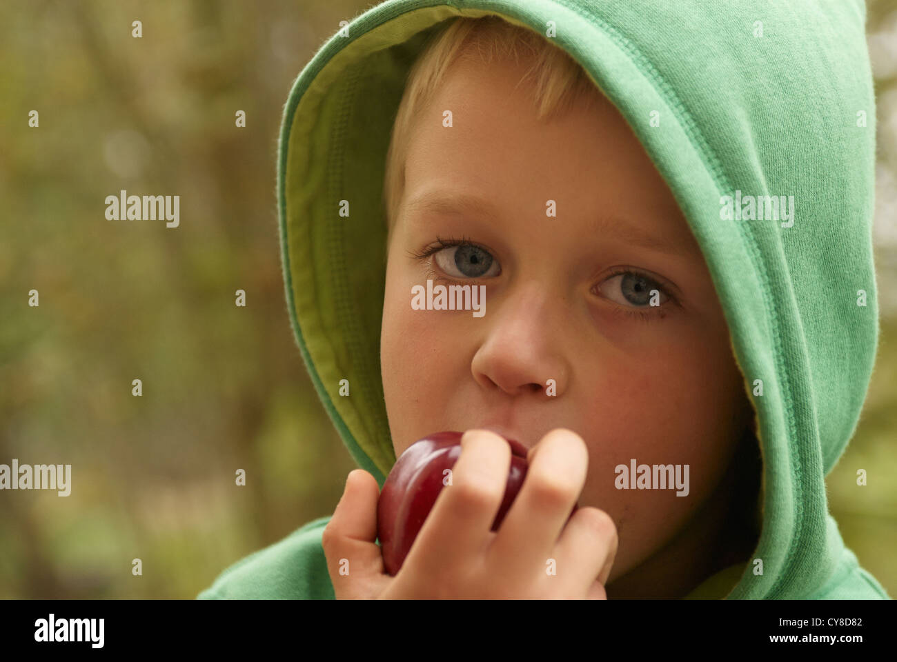 10 year old eating apple hi-res stock photography and images - Alamy