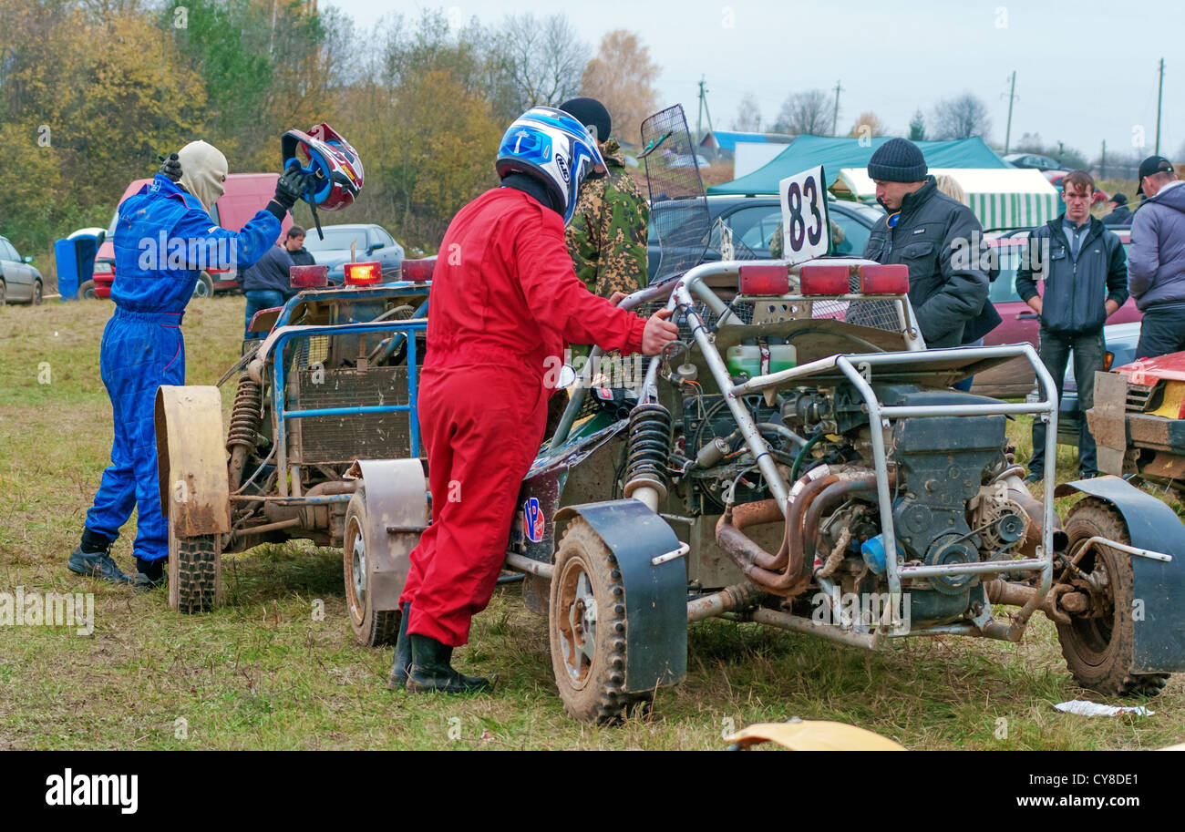 Racers are going to sit down in racing buggy-cart Stock Photo - Alamy