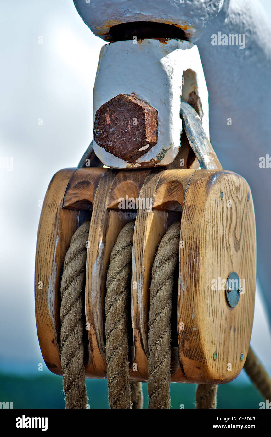 Triple rope passing through a pully / block Stock Photo - Alamy