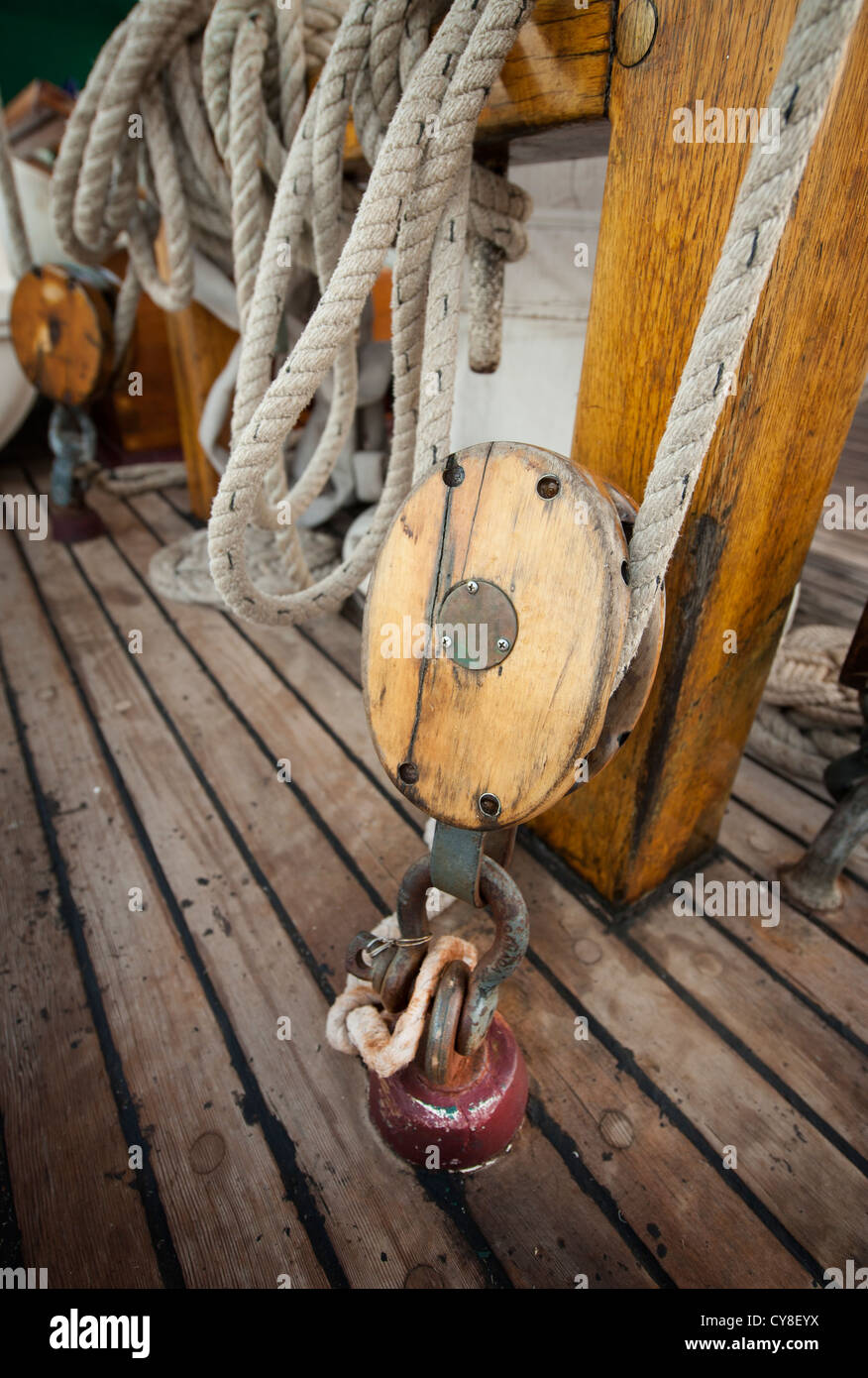 Block and tackle hi-res stock photography and images - Alamy