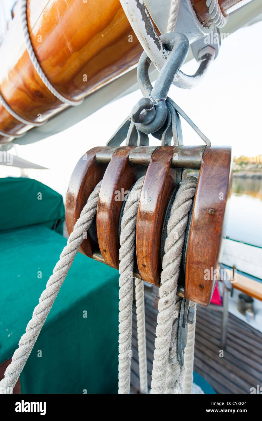Block and tackle hi-res stock photography and images - Alamy
