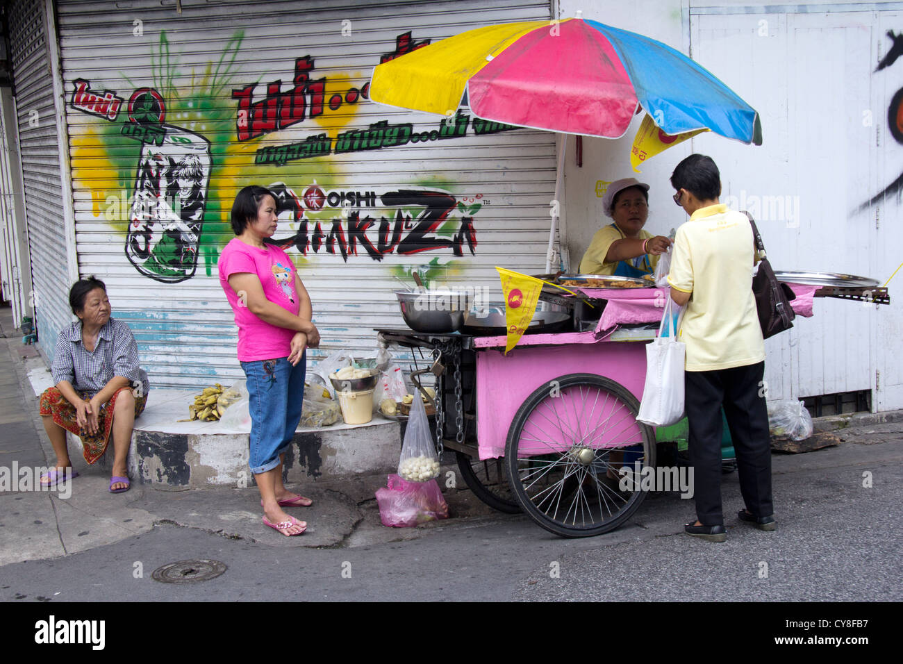 Street food vendor, Bangkok, Thailand Stock Photo - Alamy